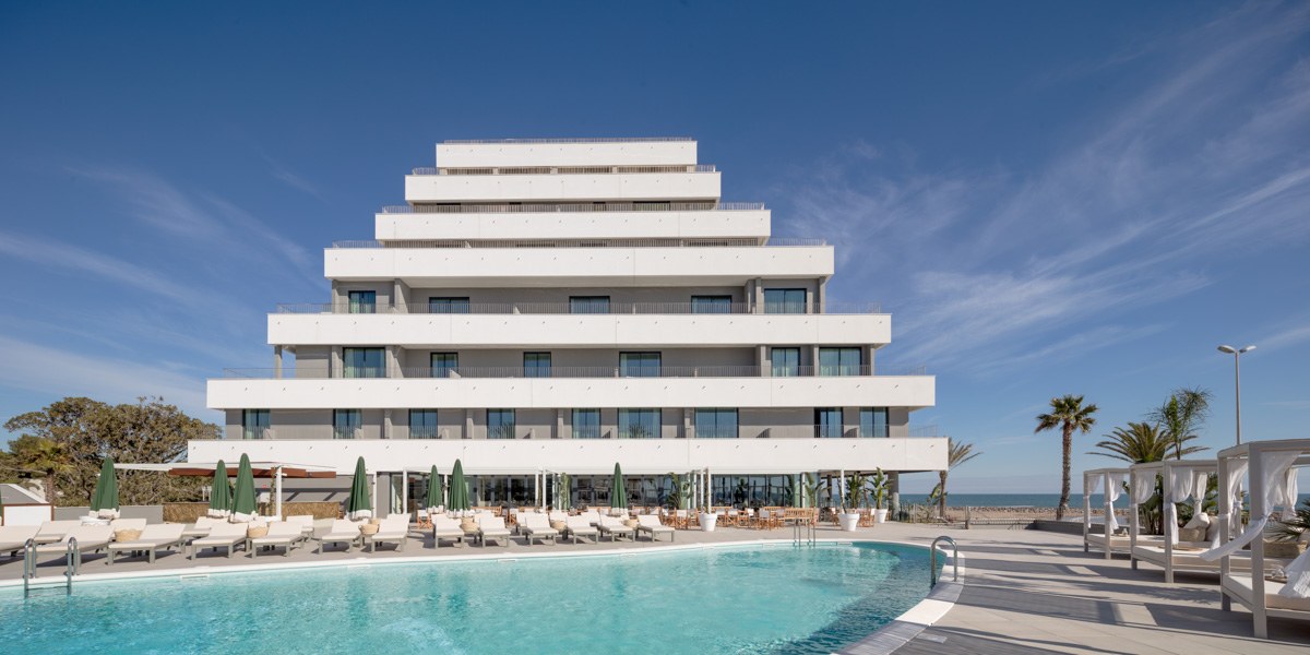 Amazing transformation in one of the largest hotels in Sitges — ULMA Begira