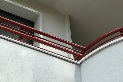 Albardilla con curvatura especial para una rehabilitación residencial ...